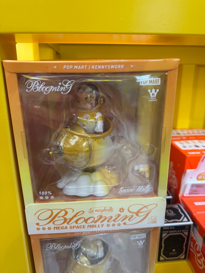 POPMART BLOOMING MOLLY ITALY LA MARGHERITA 100%, Hobbies & Toys, Toys ...