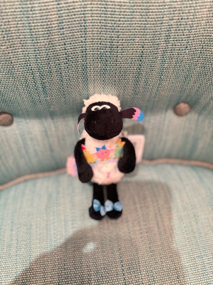 日版Shaun the sheep 笑笑羊30週年紀念黑綿羊掛飾15cm, 興趣及遊戲, 玩具 & 遊戲類 - Carousell