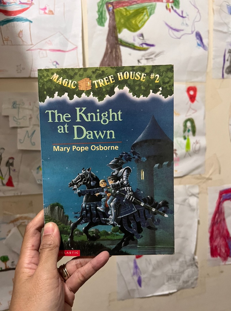 Pre-loved: Magic Tree House #2 - The Knight at Dawn, Hobbies & Toys ...