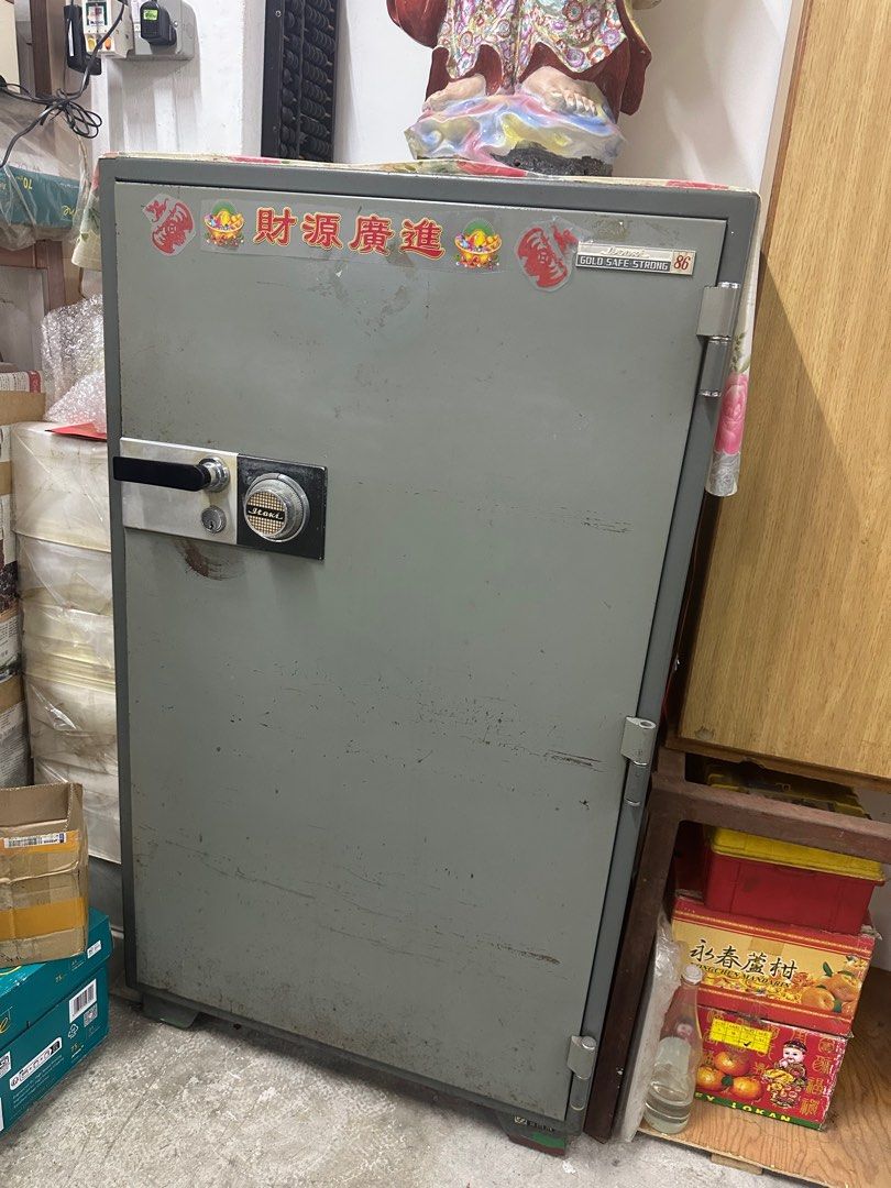 Itoki Gold Safe Strong 86, Furniture & Home Living, Security & Locks ...