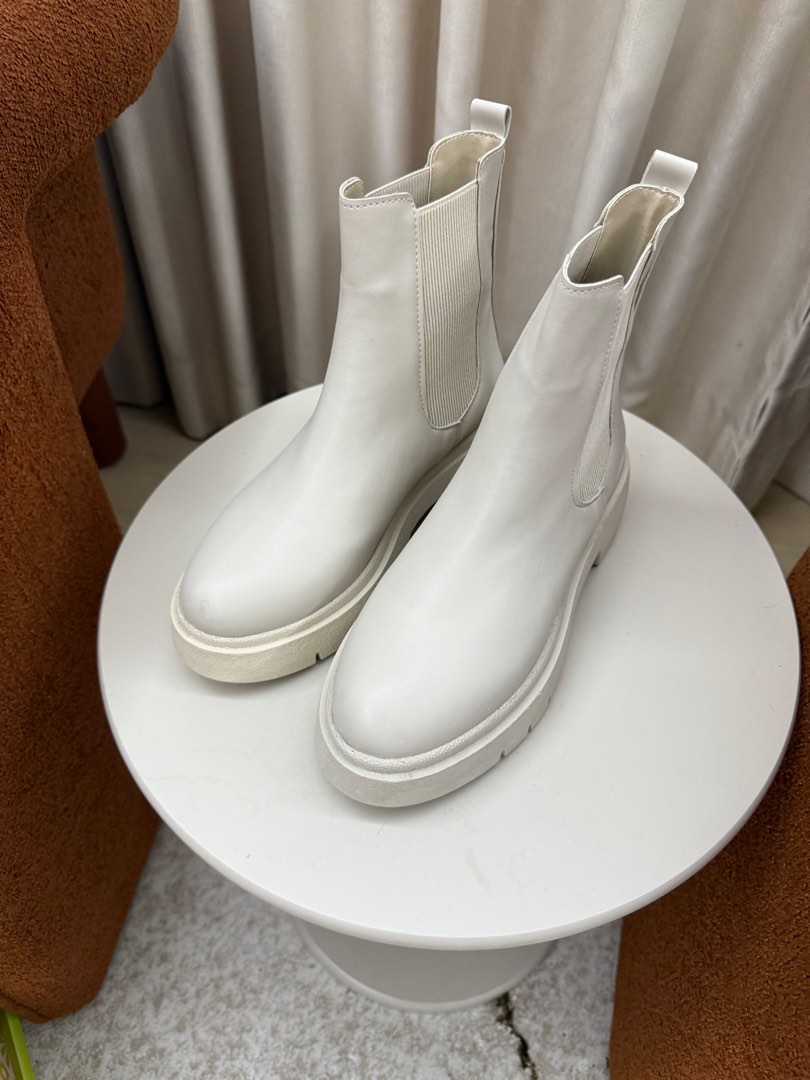 Soho Classic Chelsea Boots, Women's Fashion, Footwear, Boots on Carousell
