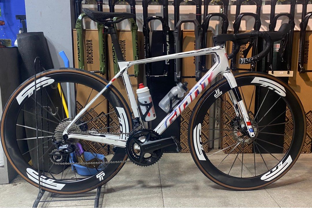 Giant Road Bike with TP Wheels, Sports Equipment, Bicycles & Parts, Bicycles on Carousell