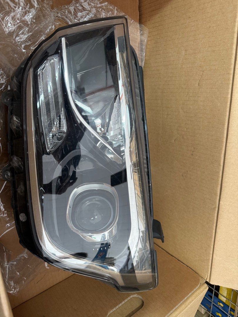 Hyundai Starex Facelift Head Lamp 1 set, Auto Accessories on Carousell