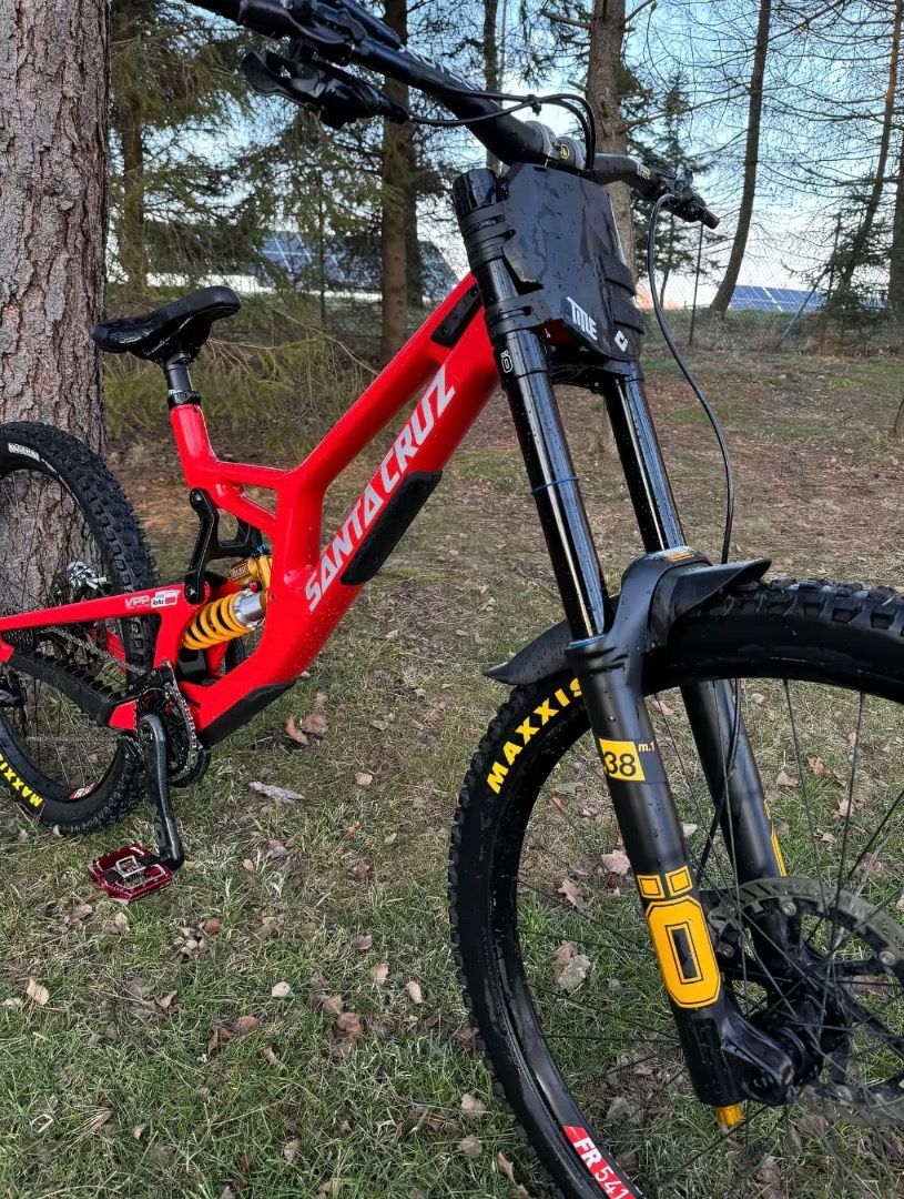 Santa Cruz V10 CC Downhill Mountain Bike, Sports Equipment, Bicycles & Parts, Bicycles on Carousell