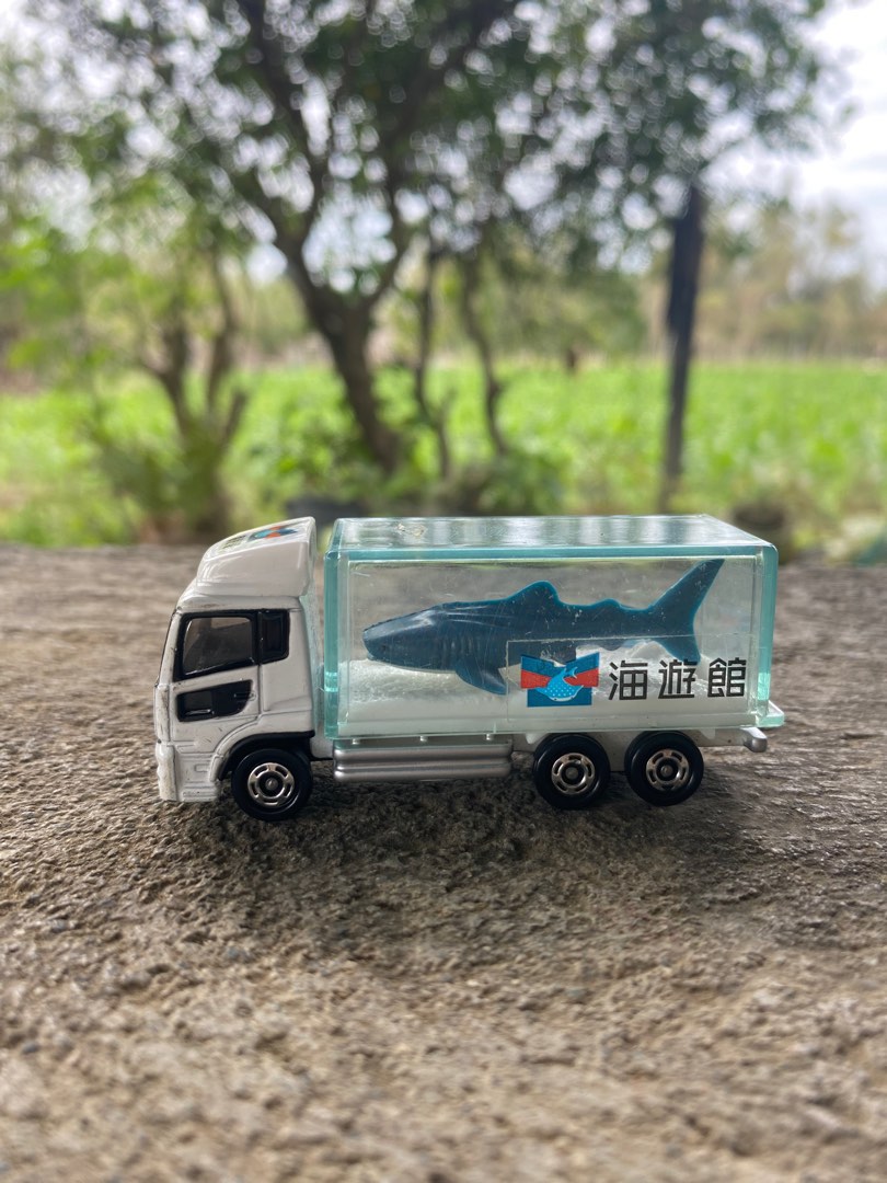TOMICA 69 NISSAN DIESEL QUON AQUARIUM TRUCK Whale Shark TOMY NEW FISH ...