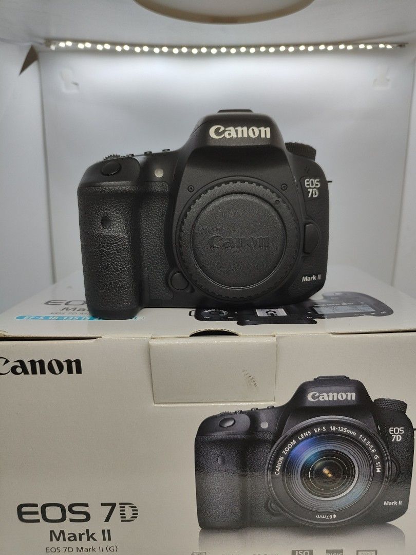 v.mint! Canon EOS 7DII / 7D Mark II Body, Photography, Cameras on Carousell