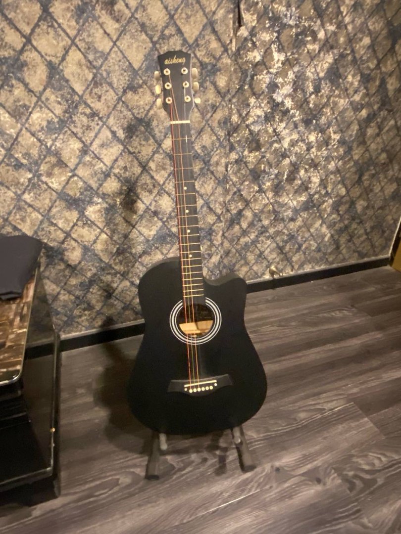 Aisheng Acoustic Guitar with Case, Hobbies & Toys, Musical Instruments ...