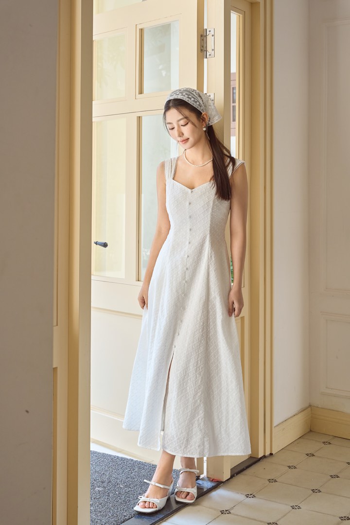 Danity Roses Mira Midi Dress in Eyelet, Women's Fashion, Dresses & Sets ...