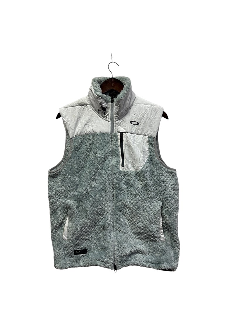 Oakley vest, Men's Fashion, Activewear on Carousell