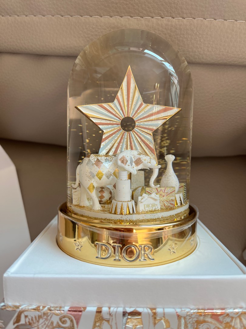 2025 Dior Christmas limited edition 限量星星旋轉木馬水晶球, 名牌, 飾物及配件 - Carousell
