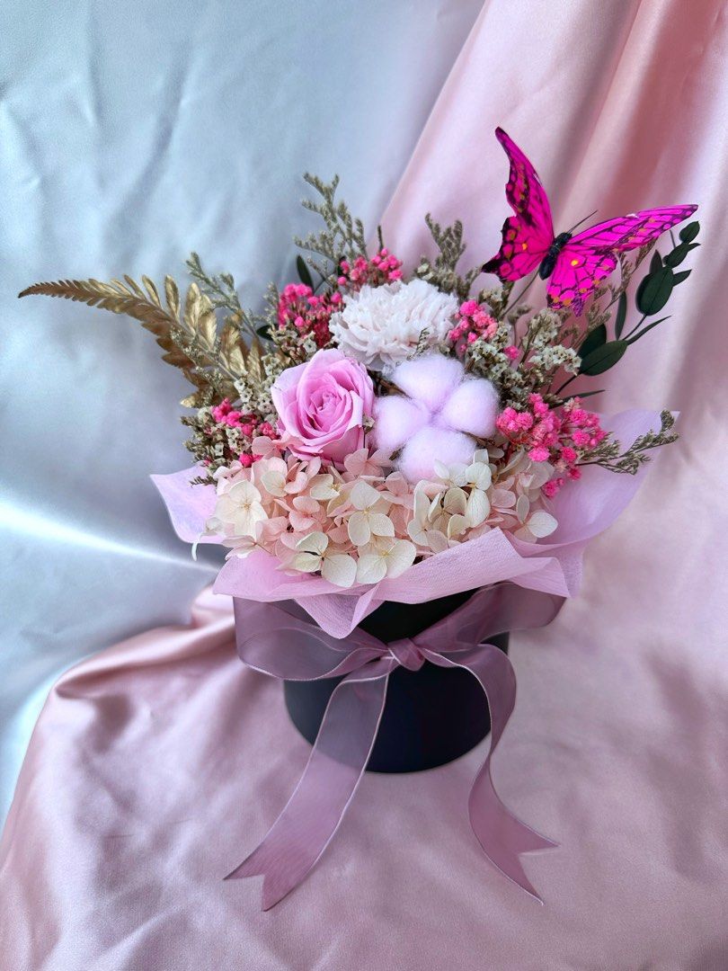 Black pink inspired flower box / preserved roses / dried flowers ...
