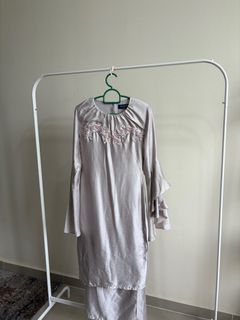 Wanzar Daisy Kurung Raya 2026, Women's Fashion, Muslimah Fashion, Baju ...