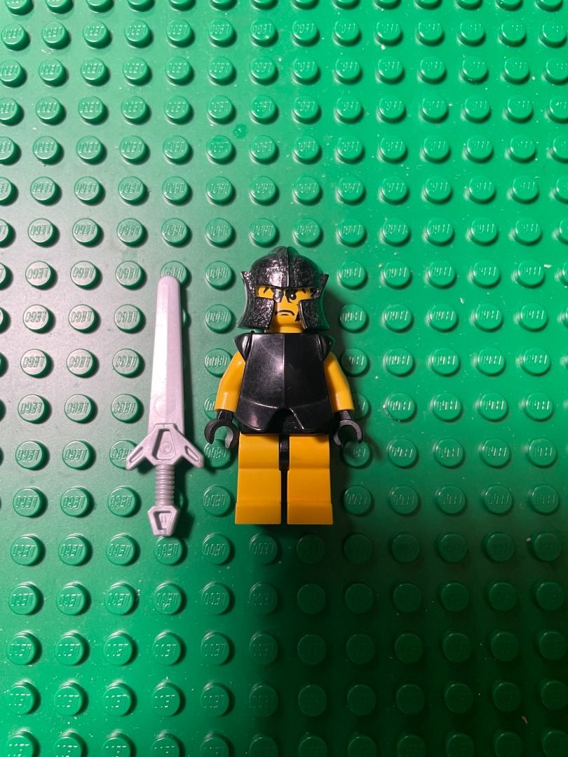 Lego Knights Kingdom II - Rogue Knight 4 (Yellow Legs, Black ...