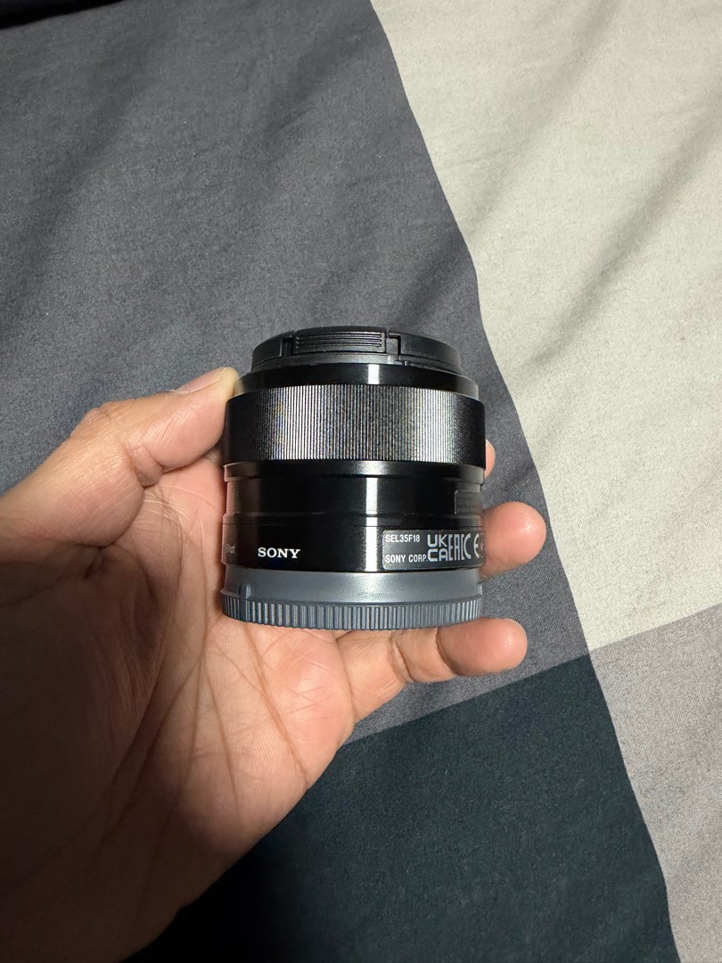 Sony SEL35F18 E-Mount Lens with box, Photography, Lens & Kits on Carousell
