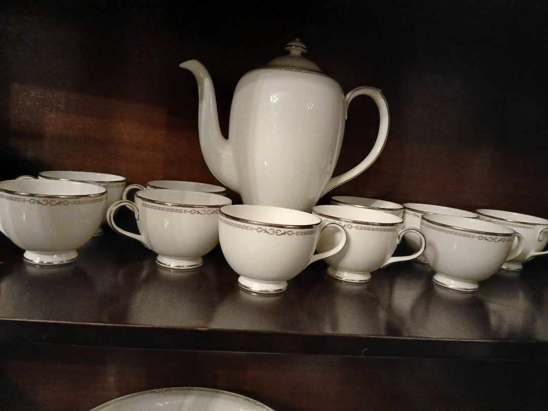 FINE BONE CHINA ROYAL DOULTON DINNER SET, Furniture & Home Living ...