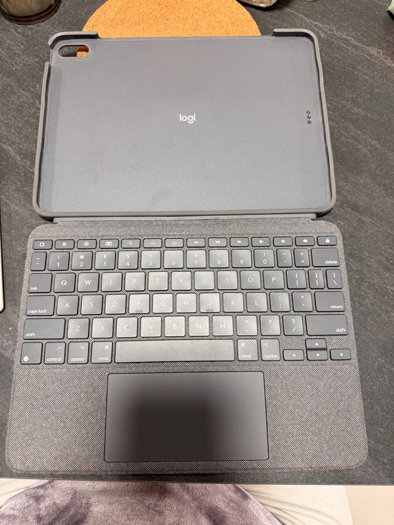 Logitech Combo Touch Keyboard Case for iPad Air 5th Gen, Mobile Phones ...