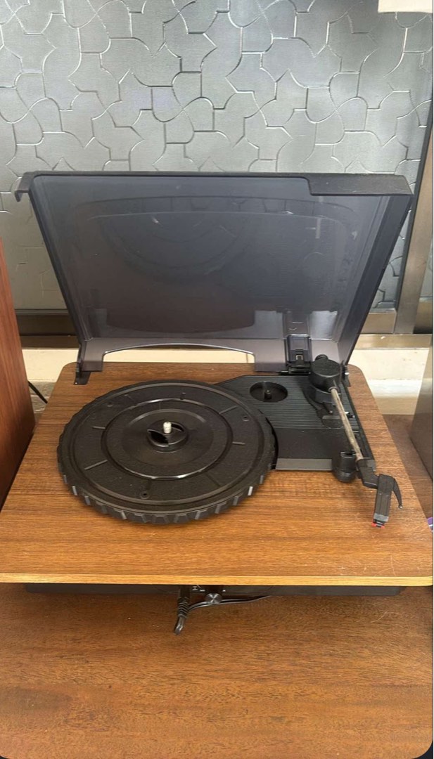 Record Player (Turntable) with 2 Edifier Speakers, Audio, Soundbars ...