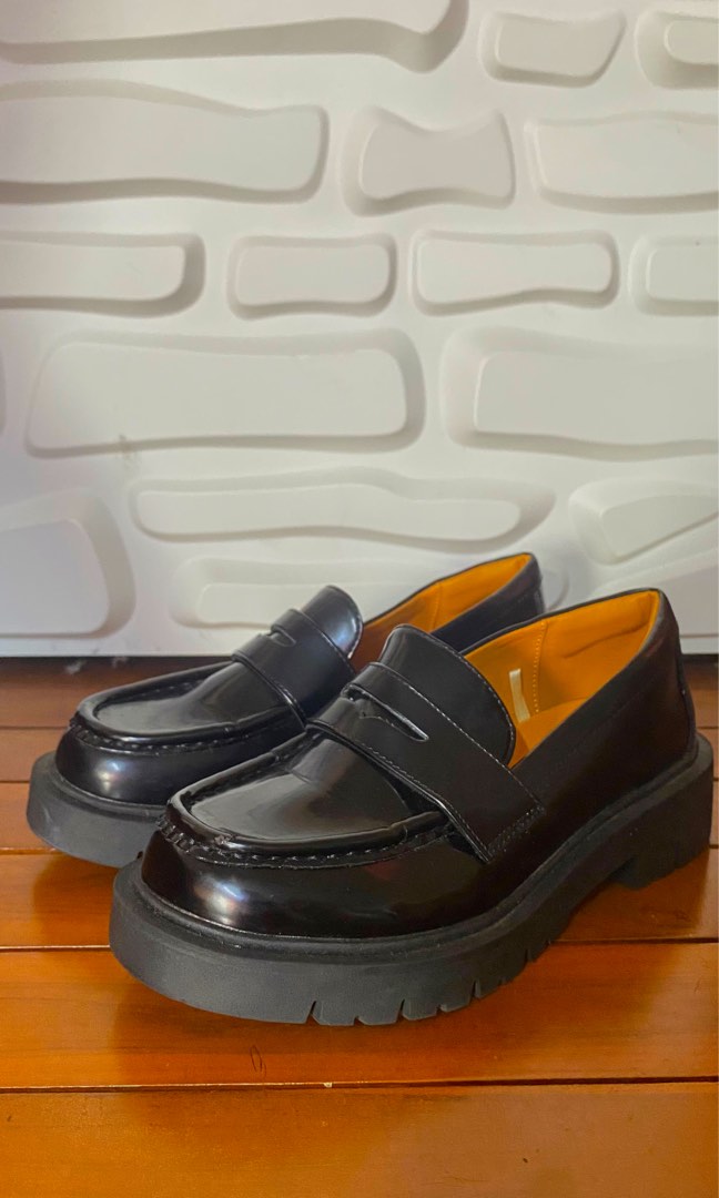 Uniqlo Black boots original, Women's Fashion, Footwear, Loafers on ...