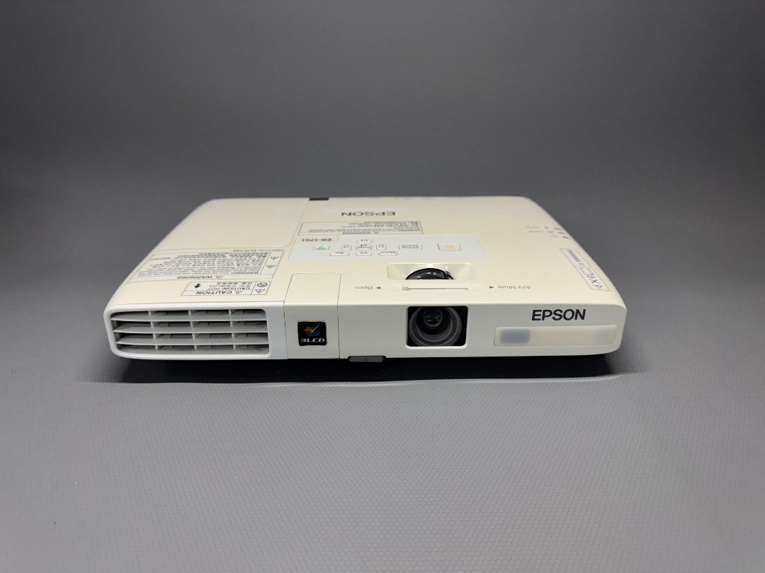 超抵Epson 專業級投影機 EB-1751 亮度 (ANSI流明)：2600 解像度(1024 x 768) 內置喇叭 有搖控｜無掛牆架 ...