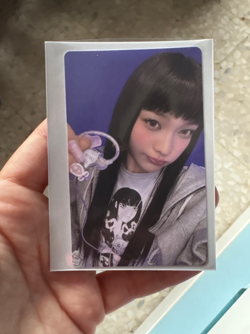 Illit photocards from bomb album, Hobbies & Toys, Memorabilia ...