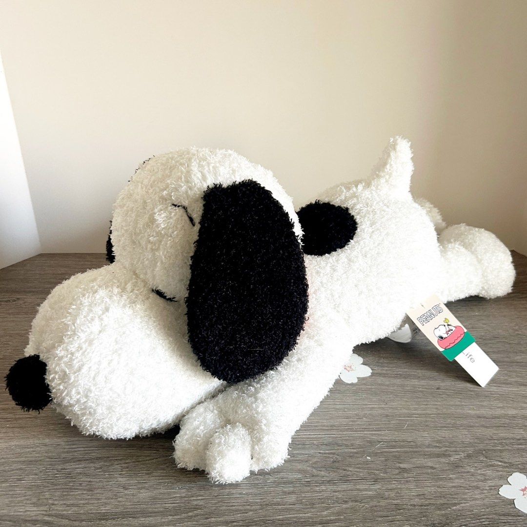 official miniso cute sleeping/laying down snoopy plush!, Hobbies & Toys ...