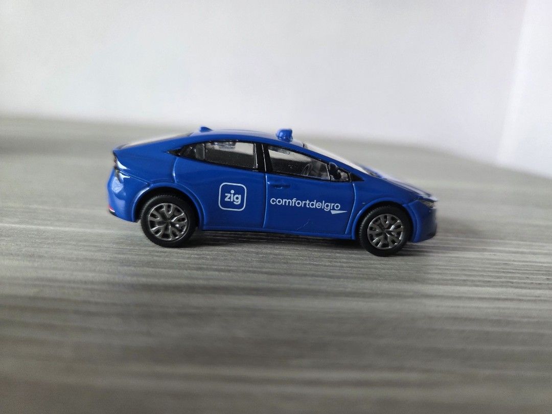 1:64 Comfort Delgro Toyota Prius taxi (blue / yellow) with light ...