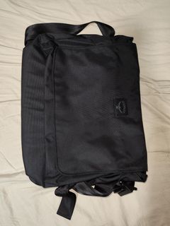 Chrome Berlin Messenger Bag - Black, Men's Fashion, Bags, Sling Bags on ...