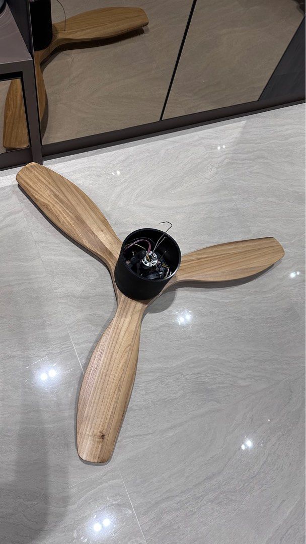 6-speed ceiling fan with tri-colour LED light + dimming function, and ...