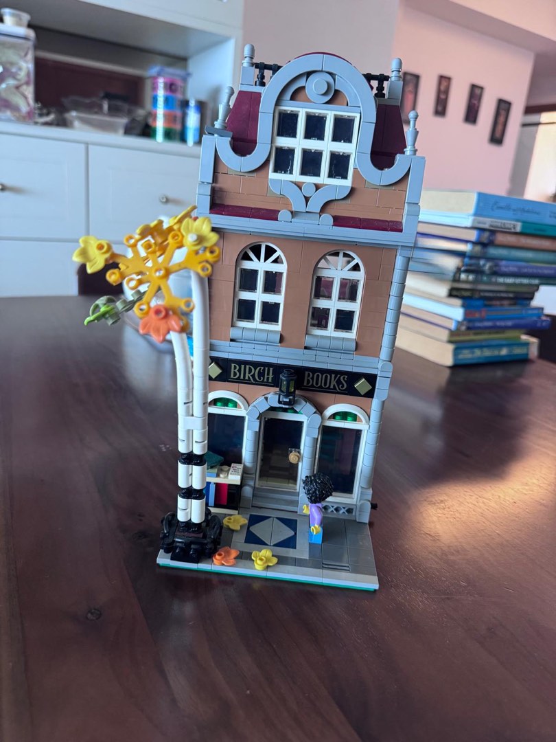 LEGO 10270 Bookshop (Modular Buildings) – Complete w/ minifigs, Hobbies ...