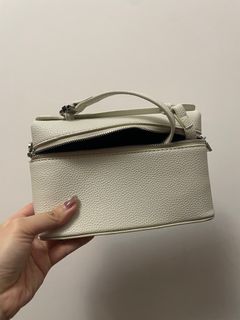 Elephant crossbody bag in light blue., 女裝, 手袋及銀包, 多用途袋 - Carousell
