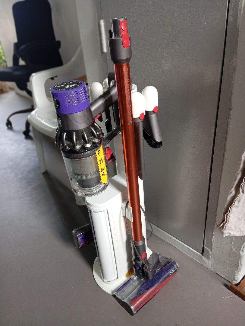 Dyson Cyclone V10 Absolute Cordless Vacuum Cleaner(not working), TV ...