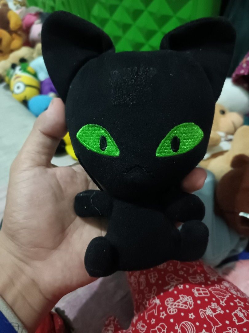 boneka kucing hitam