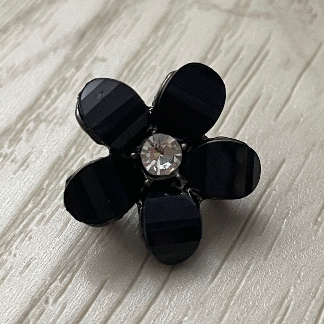 Black Daisy 🌼 Flower Stone with Crystal diamond 💎 Pin 🧷 for your Hijab ...