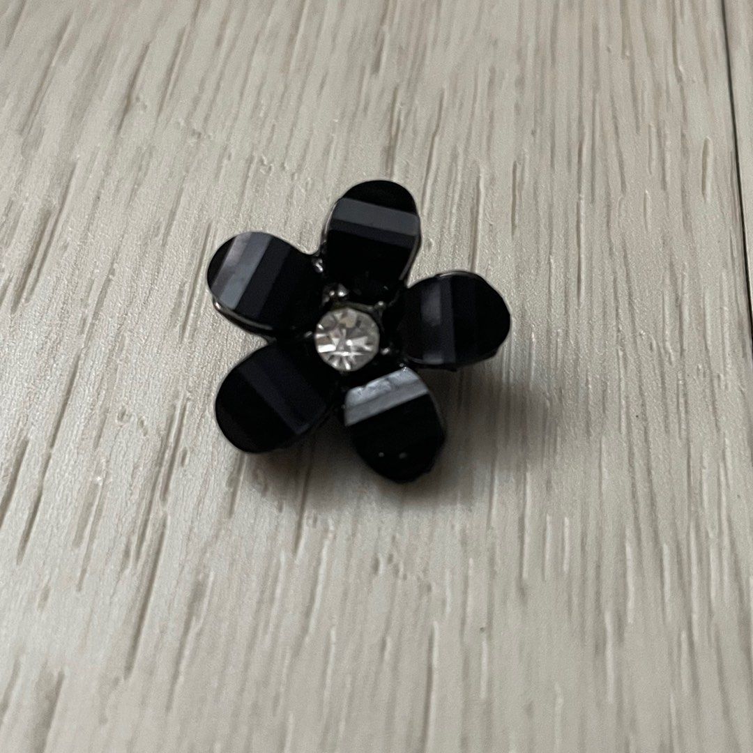 Black Daisy 🌼 Flower Stone with Crystal diamond 💎 Pin 🧷 for your Hijab ...