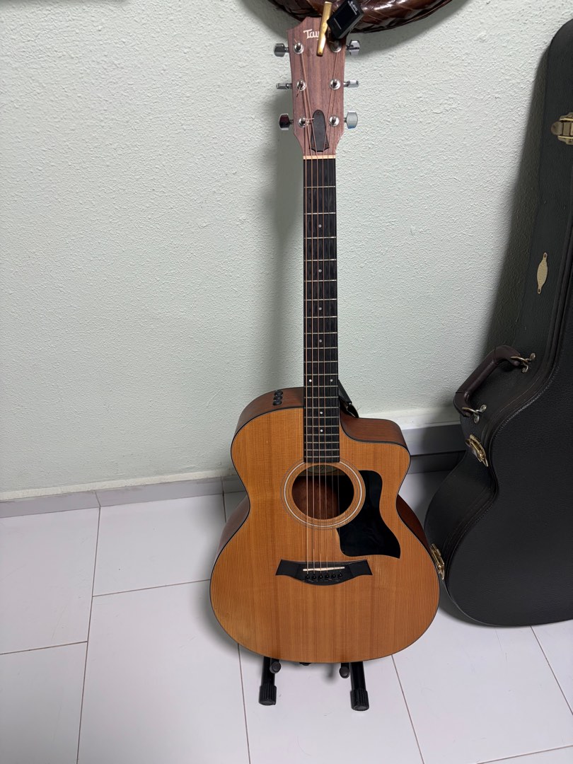 Acoustic Guitar, Hobbies & Toys, Musical Instruments on Carousell