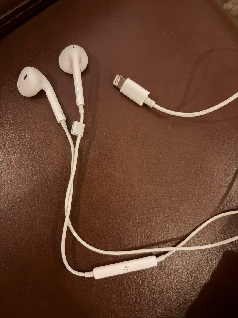 Apple EarPods Lightning connector, Audio, Earphones on Carousell