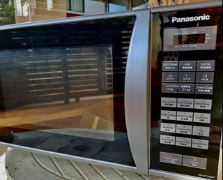 Excellent like new condition- Brilliant white Panasonic NN-ST25JW 20L ...