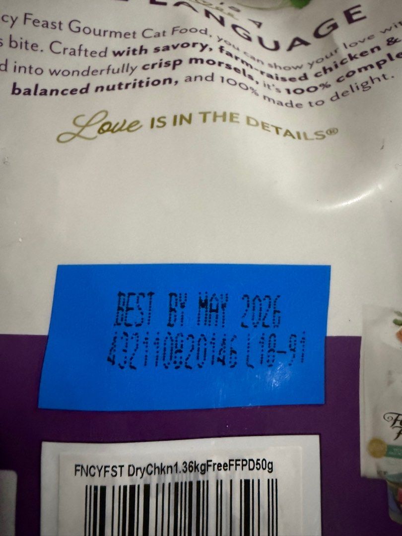 FREE GIFT 🎁 (Exp:MAY 2026)Fancy Feast kibbles chicken turkey flavour ...