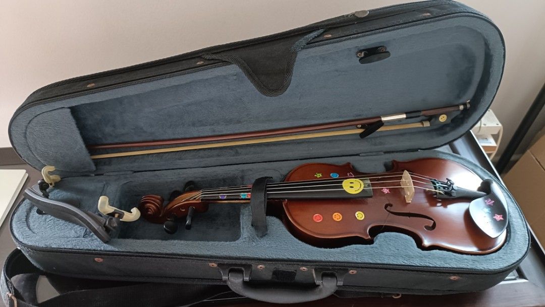 Beginner Violin with Case, Hobbies & Toys, Musical Instruments on Carousell