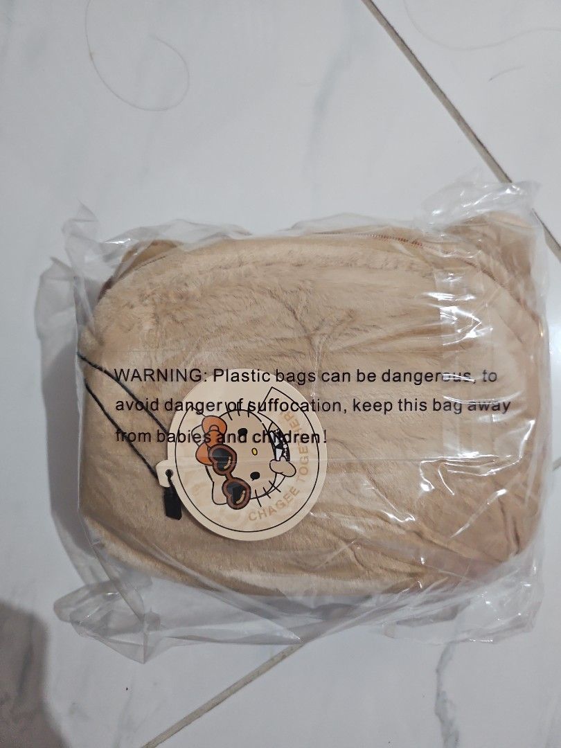 Chagee Cuddle Sling Hello Kitty, Women's Fashion, Bags & Wallets ...