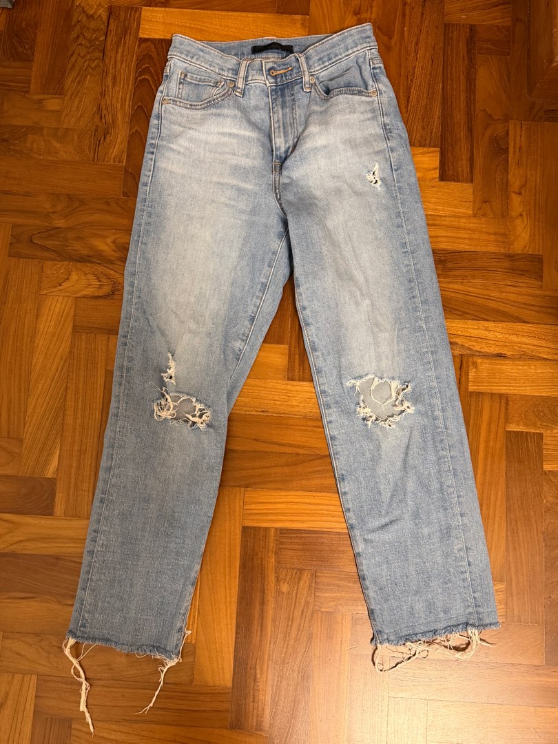 Uniqlo Ripped Jeans in Light Wash, Women's Fashion, Bottoms, Jeans ...