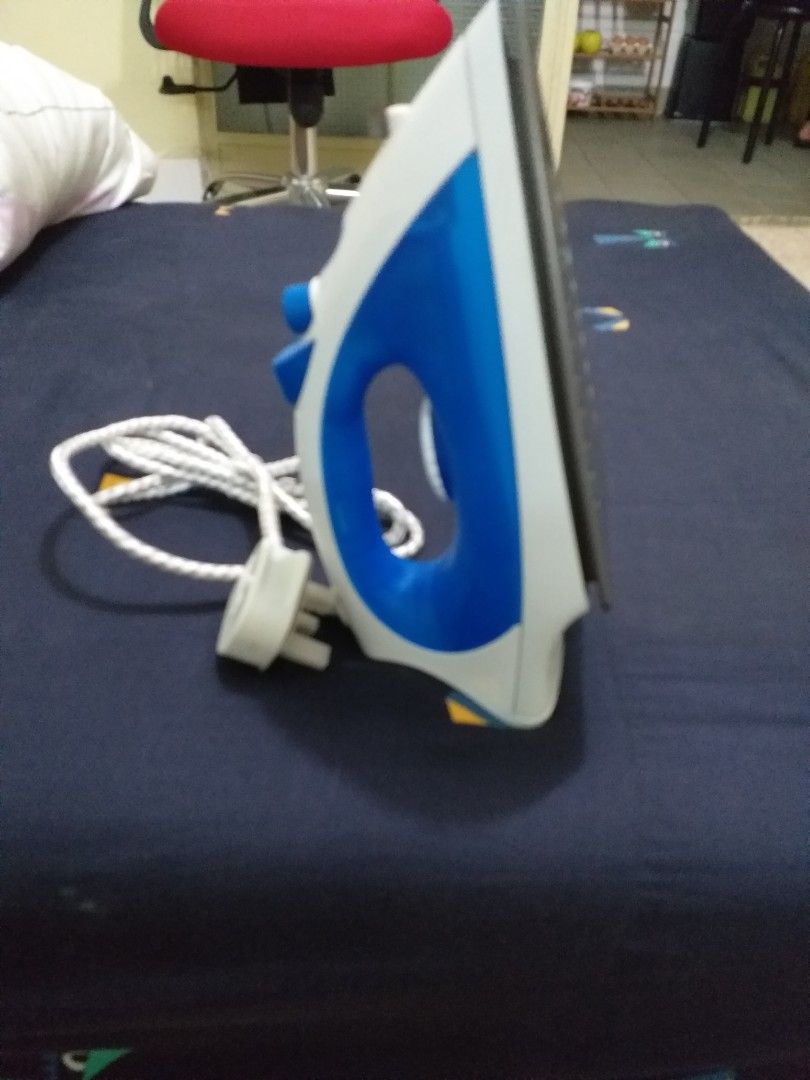 Blue and White Electric Iron, 家庭電器, 熨斗及掛熨機 - Carousell