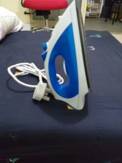 Panasonic Blue Steam Iron, 家庭電器, 熨斗及掛熨機 - Carousell
