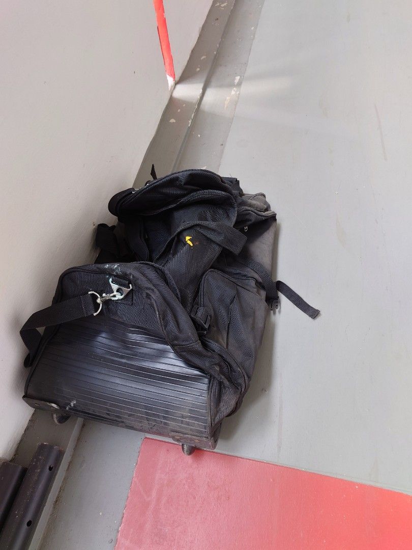 Free Huge Duffle Bag with Wheels, Men's Fashion, Bags, Sling Bags on ...