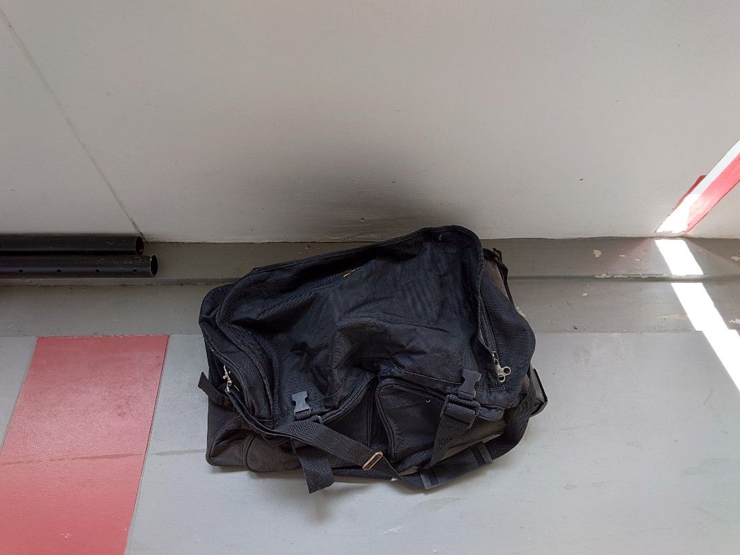 Free Huge Duffle Bag with Wheels, Men's Fashion, Bags, Sling Bags on ...