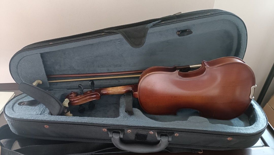 Beginner Violin with Case, Hobbies & Toys, Musical Instruments on Carousell