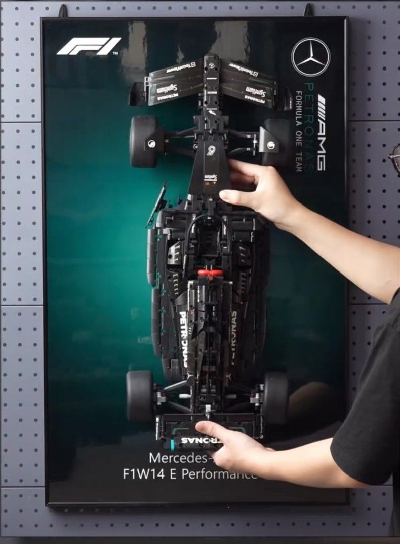 Mercedes AMG F1 Frame + 1:8 Mercedes AMG F1 W14E Bricks Car, Hobbies ...