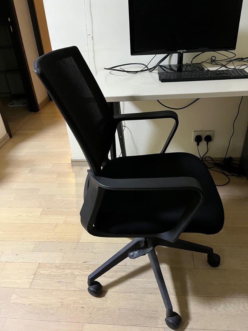 Like new!! Ergonomic Office chair, 傢俬＆家居, 傢俬, 椅子 - Carousell