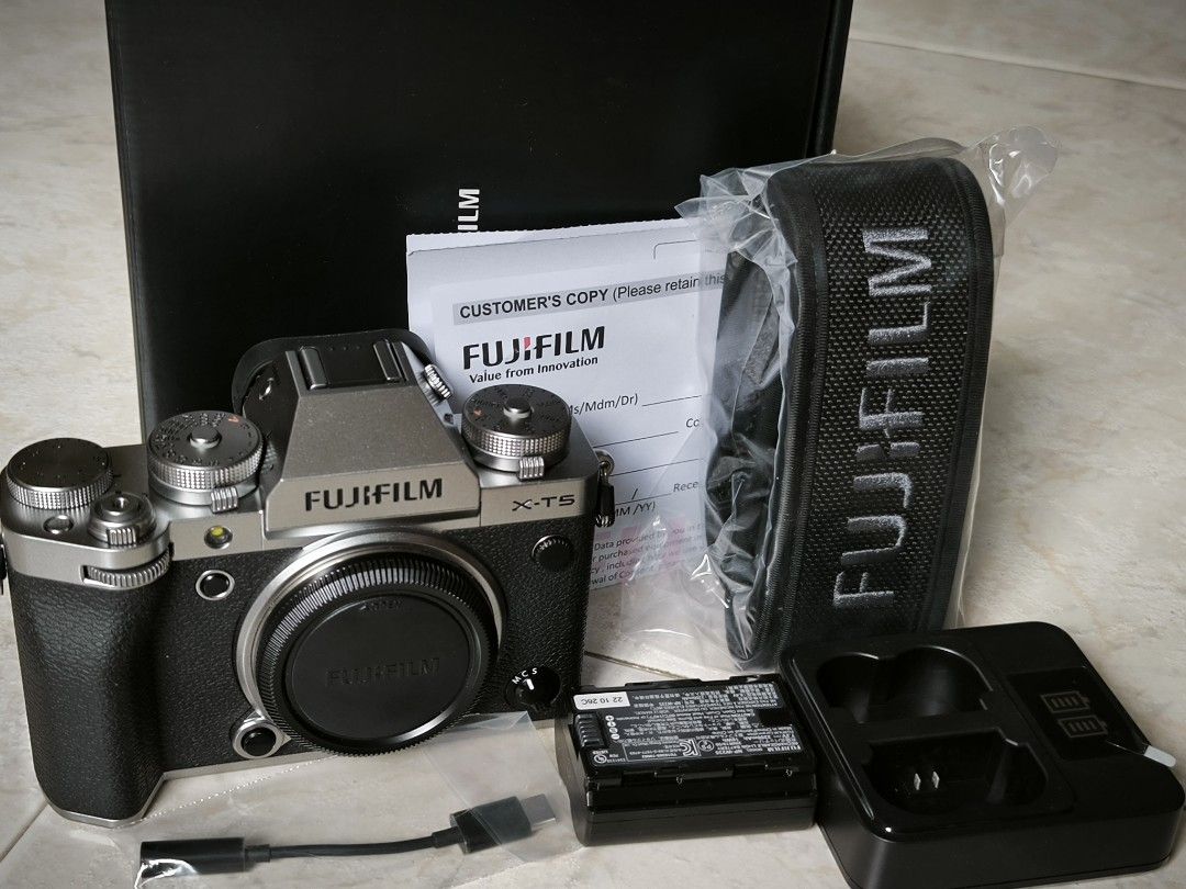 Pristine Fujifilm X-T5 Silver, Photography, Cameras on Carousell