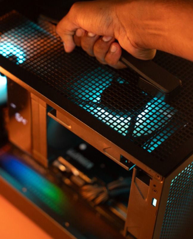 Aftershock Lunchbox Gaming PC: AMD Ryzen 7 7700 + RTX 5070, Computers ...